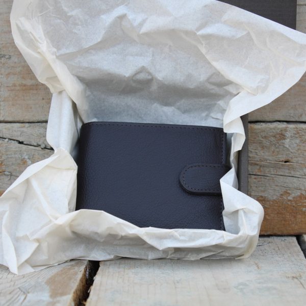 Is a Wallet a Good Gift? Meaning & Symbolism Explained - Raphaël Rossetti